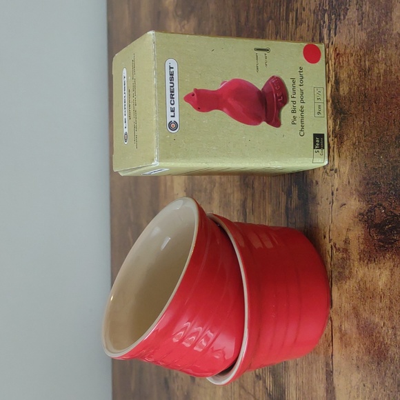 Le Creuset | Kitchen | Le Creuset Pie Bird And 2 Ramekins | Poshmark